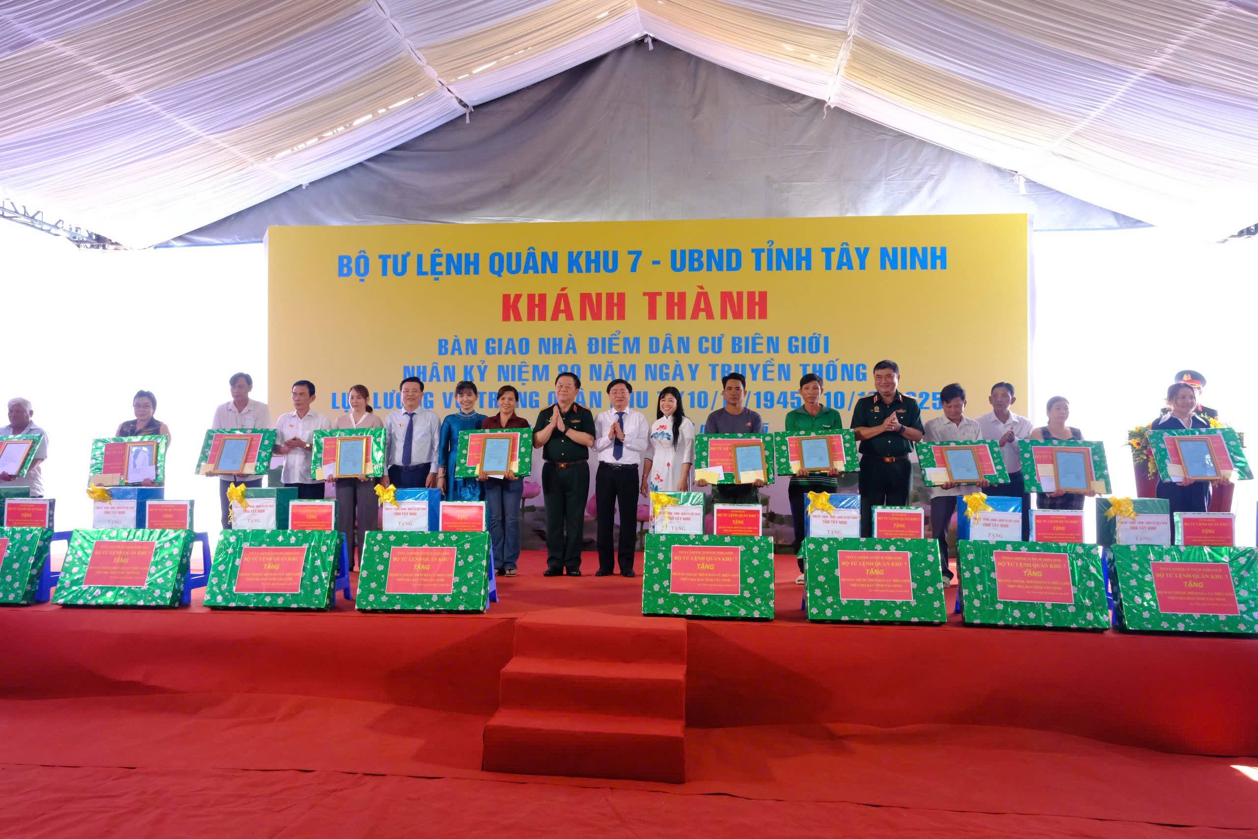 Khánh thành và bàn giao 69 căn nhà “Điểm dân cư biên giới” tại Tây Ninh